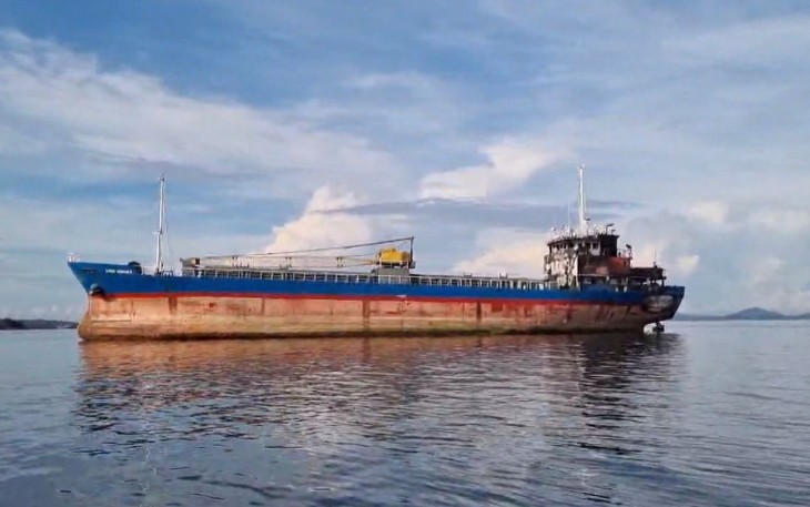 TNI AL Terus Upayakan Pemadaman Kapal MV Layar Anggun 8 di Perairan ...