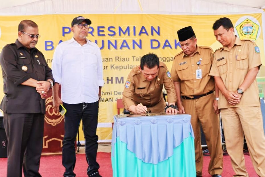 Tingkatkan Fasilitas Belajar, Gubernur Ansar Resmikan Laboratorium ...