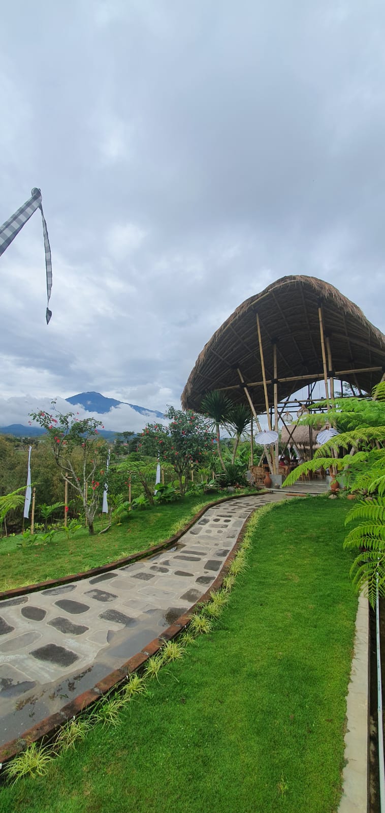 Cafe Latar Ubin Kaliputih Batu Tawarkan View Alam Persawahan dan Sungai ...