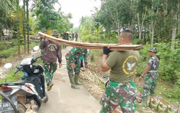Satgas TMMD Ke-111 Kodim 1207/Pontianak Pikul Papan Mal | Klikwarta.com