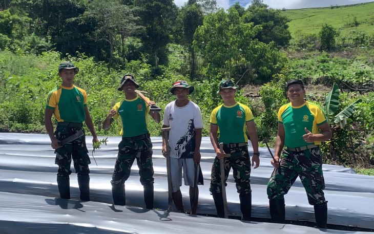 TNI Hadir di Tengah Petani, Pos Lakmars Bantu Warga Desa Henes ...